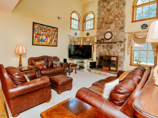 4 White Tail Ct