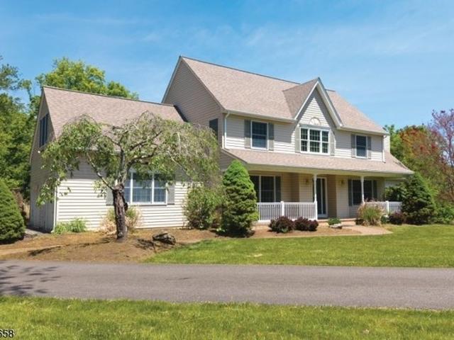 4 Winters Dr, Lebanon, NJ 08826