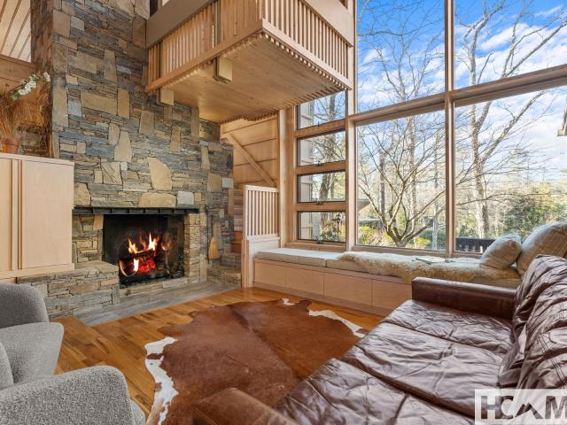 4 Woodland Lane
