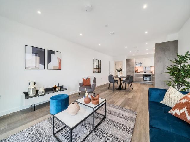 4 Woodlands Avenue, Acton W3 2 bed apartment to rent £2,595 pcm £599 pw