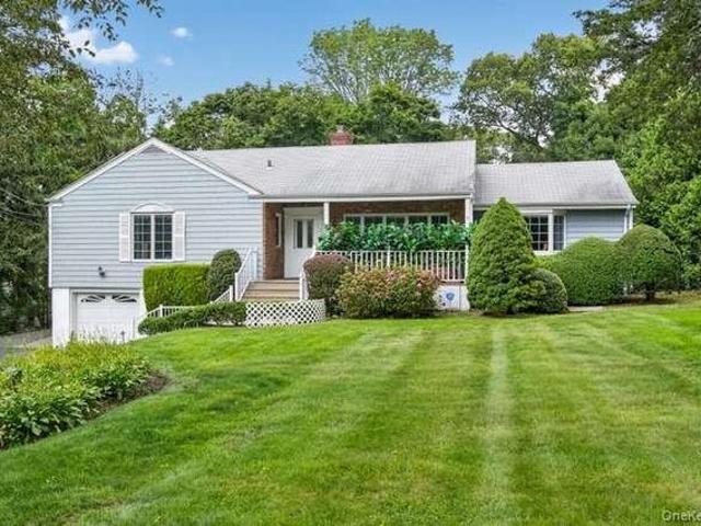 4 Woodleaf Ct, Cold Spring Harbor, NY 11724