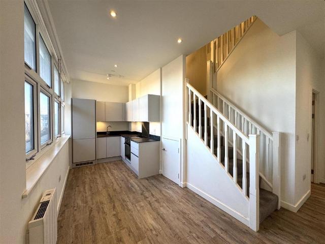 4 16 London Road, Staines Upon Thames. 1 bed apartment to rent £1,275 pcm £294 pw