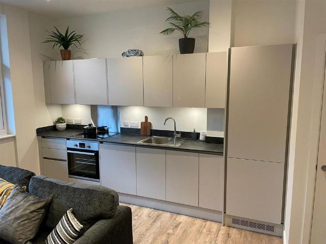 4 16 London Road, Staines Upon Thames. 2 bed apartment to rent £1,765 pcm £407 pw