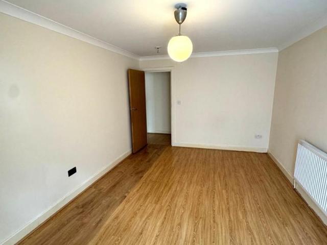 4 10 Old Church Road 2 bed flat to rent £2,000 pcm £462 pw