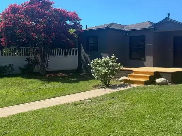 $4,500 2 Bed 1 Bath Corner Lot Home in Prime Woodland Hills.