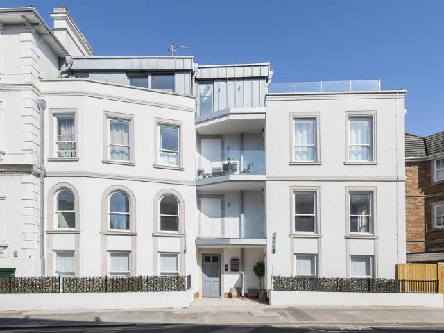4a Surbiton Crescent, Kingston Upon. 2 bed flat to rent £2,150 pcm £496 pw