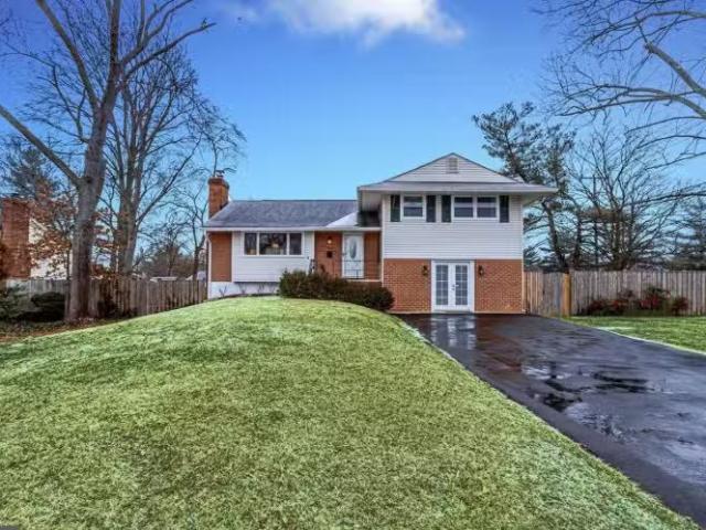 4bed/3bath Single Family Home with Large Fenced Yard and Solar.