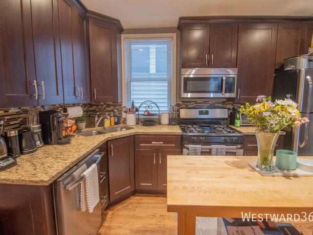 4bed/2bath Duplex in Lakeview with Parking & In unit laundry Included!