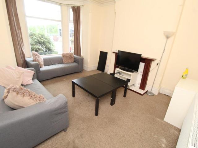 4BED Trent Boulevard, West. 4 bed semi detached house to rent £2,166 pcm £500 pw