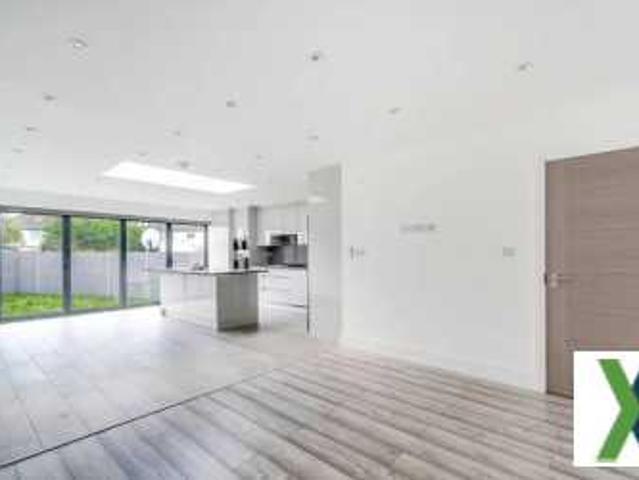 4Bed 2bath newly refurbished Semi Detached house to rent in Kenton Melvombe Garden