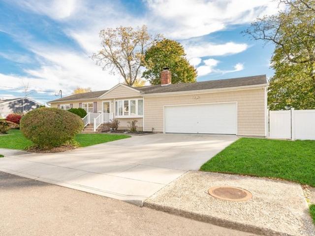 53 1st St, Brentwood, NY 11717