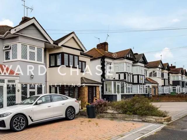 53 Westview Drive, London, IG8 8LX, United Kingdom | 4 bed duplex for rent #166117318 | Rentberry