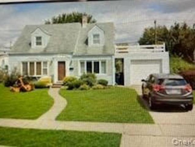 53 Bluespruce Rd, Levittown, NY 11756