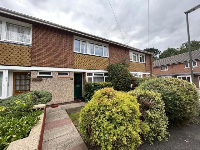53 Cherrywood Avenue Englefield Green. 4 bed house to rent £2,400 pcm £554 pw