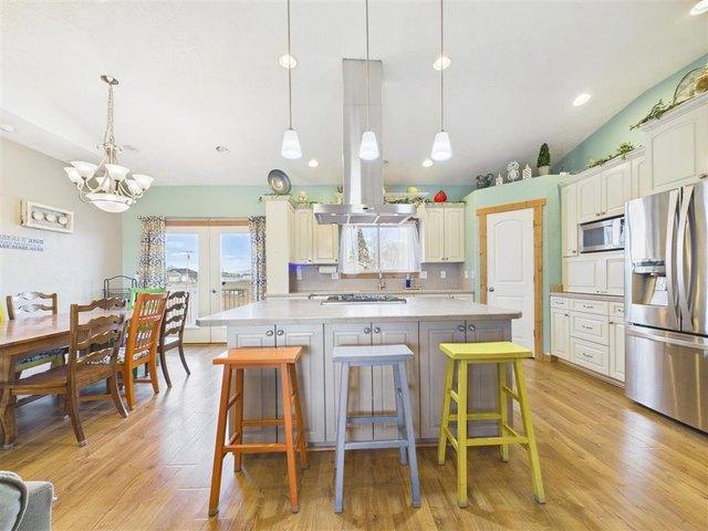 53 E 3rd St N, Cowley, WY 82420