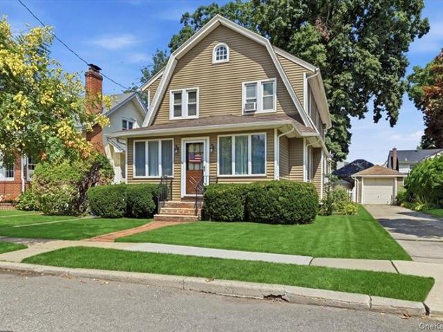 53 Larch Ave, Floral Park, NY 11001