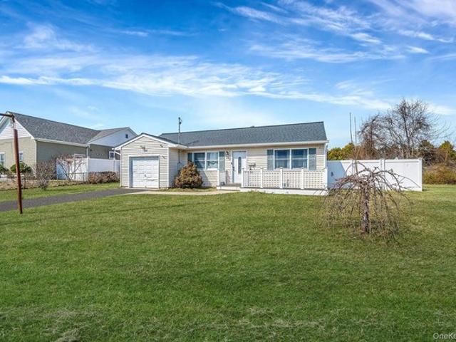 53 Spruce St, Central Islip, NY 11722