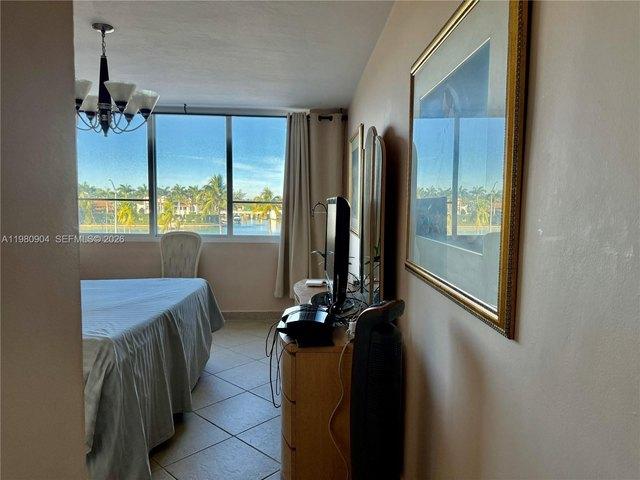 5005 Collins Ave Apt 304, Miami Beach, FL 33140