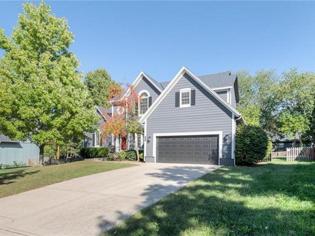 5005 Hilltop Dr, Shawnee, KS 66226