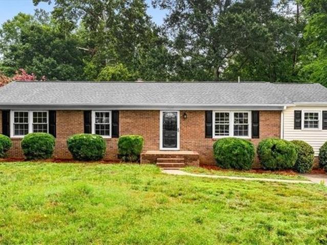 5007 Shoreline Dr, Summerfield, NC 27410