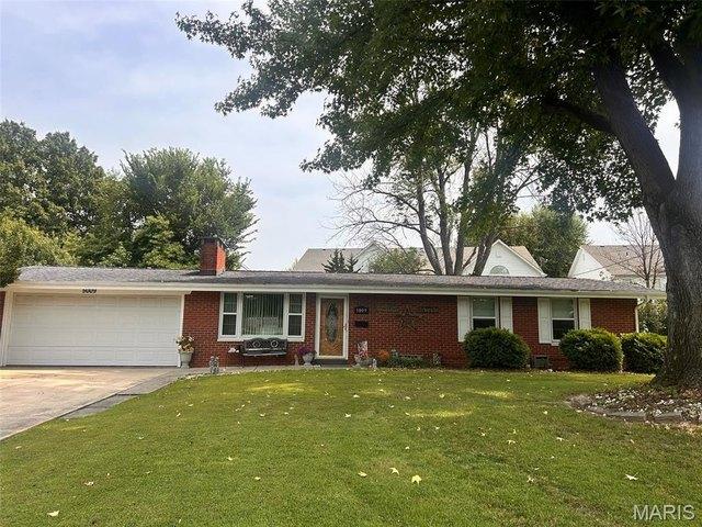 5009 Staten Dr, Godfrey, IL 62035
