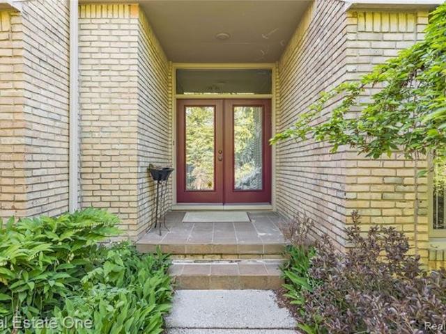 5000 Mirror Lake Ct Unit 19, West Bloomfield Township, MI 48323