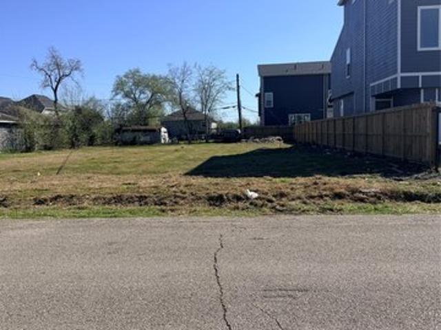 5002 Higgins St, Houston, TX 77033