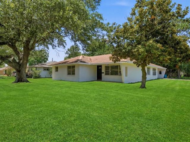 5002 Live Oak Dr, Texas City, TX 77591