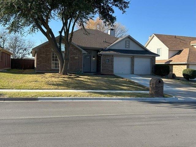 5002 Redwater Dr, Arlington, TX 76018