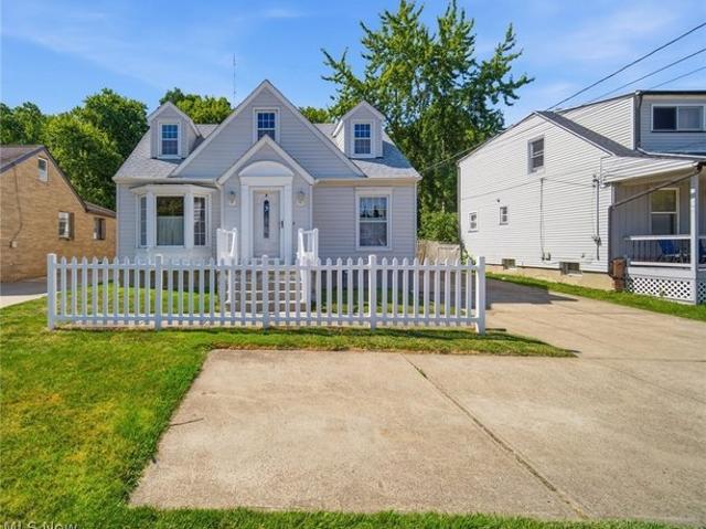 5003 W Ridgewood Dr, Parma, OH 44134
