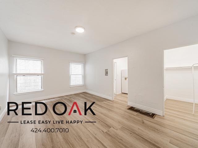 ~$300 deposit OAC~ Gorgeous Studio with Walk In Closet and Hardwood Style Floors ~ In Burbank! *Move In Special