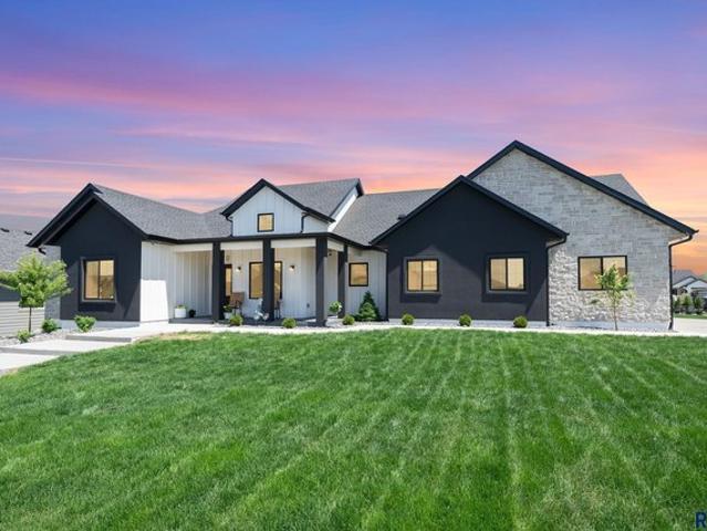 500 N Corsair Cir, Sioux Falls, SD 57110