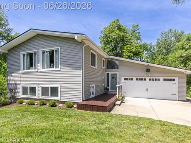 500 Neptune Dr, Brandon, MI 48462