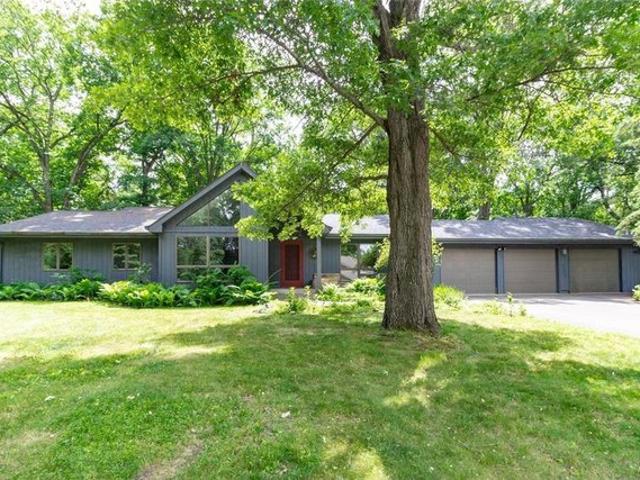 500 Robert Ct, Mahtomedi, MN 55115