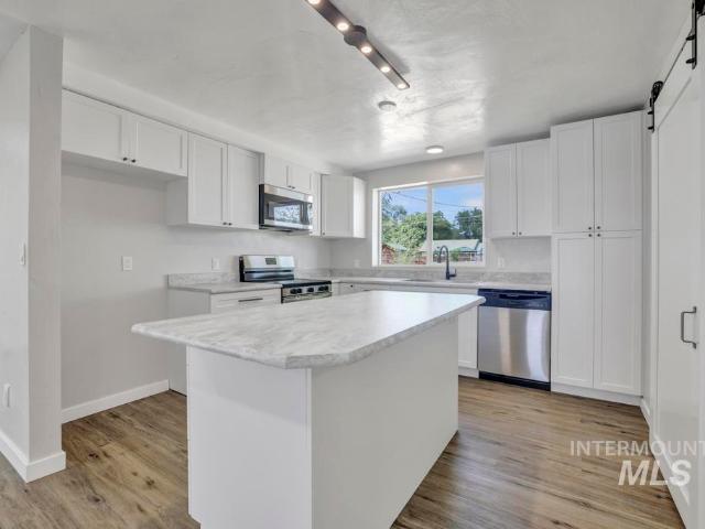 500 W Avenue D