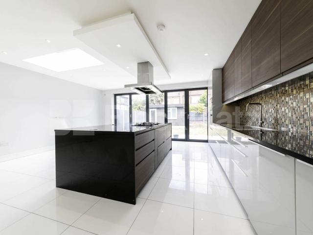 £500 towards your moving costs* Available from the start of June, this exceptional five bedroom home has been recently renovated to a high standard, offering modern, spacious living in a highly convenient location.The property comprises five larg