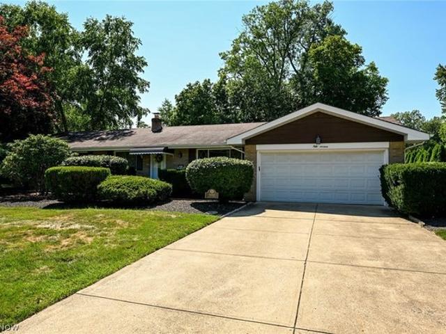 5014 Douglas Dr, North Olmsted, OH 44070