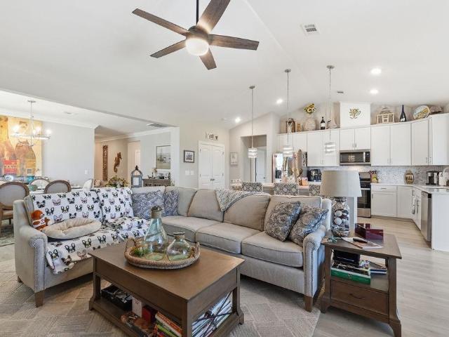 5015 Vinesia Dr