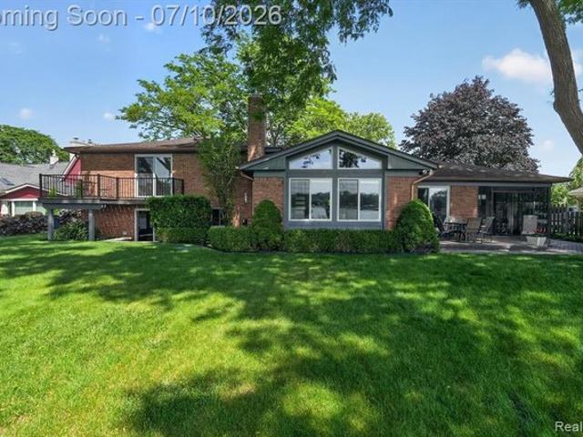 5017 Surfwood Dr, Commerce Township, MI 48382