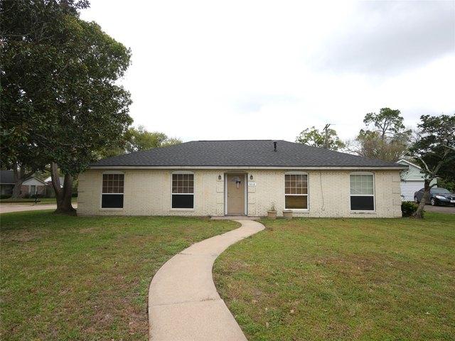 5018 Ash Ct, Dickinson, TX 77539