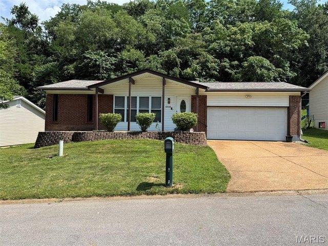 5018 Country Valley Dr, Imperial, MO 63052