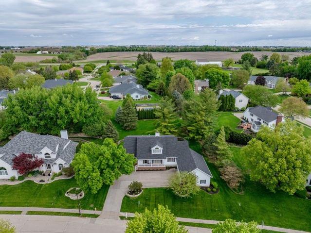 5018 Turnberry Ln, Davenport, IA 52807