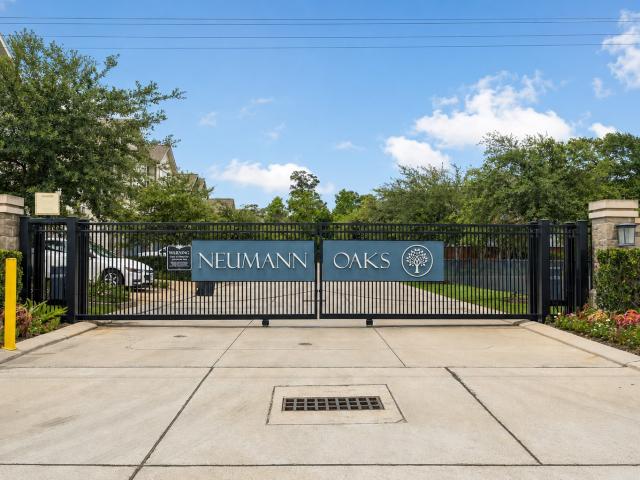 5013 Lehman Oaks Drive