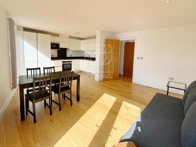 501 Gateway House 24 Cavell Street 2 bed flat to rent £2,817 pcm £650 pw