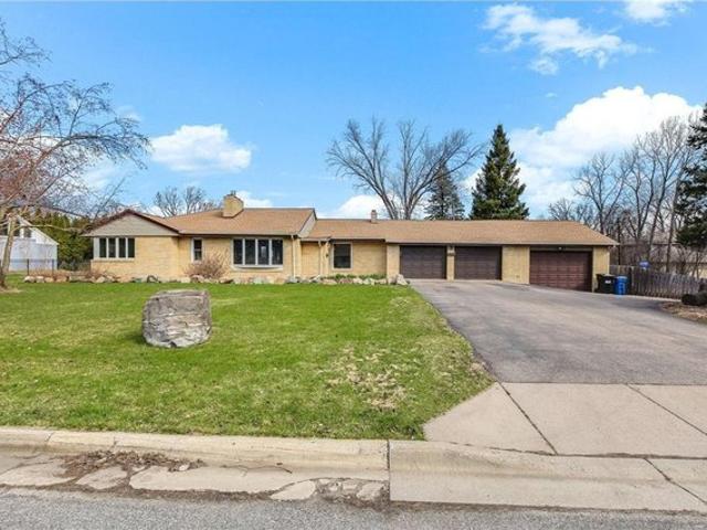 501 Drillane Rd, Hopkins, MN 55305