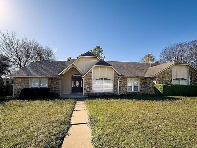 501 E Winston Cir, Broken Arrow, OK 74011