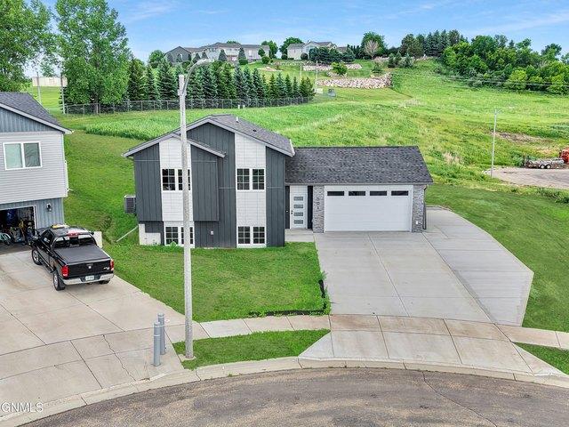 501 Lena Ct SE, Mandan, ND 58554