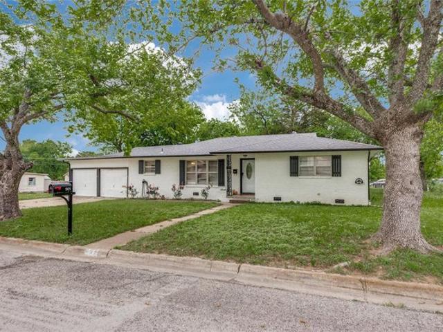 501 Lindsey St, Bowie, TX 76230