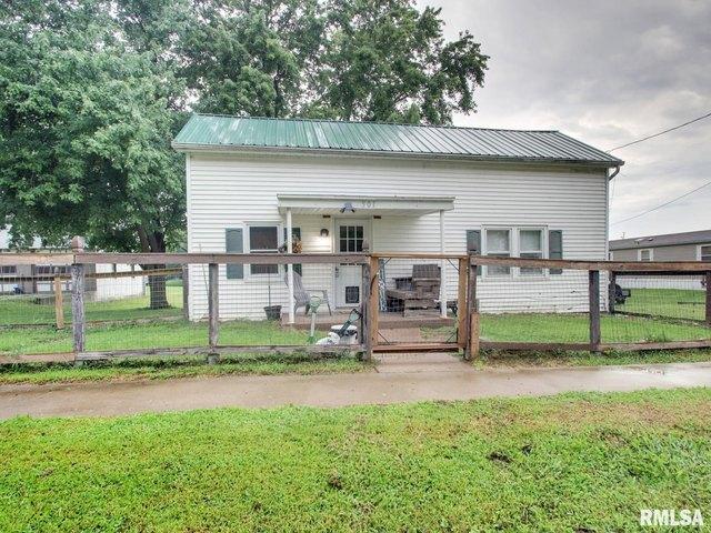 501 N Chestnut St, Mendon, IL 62351