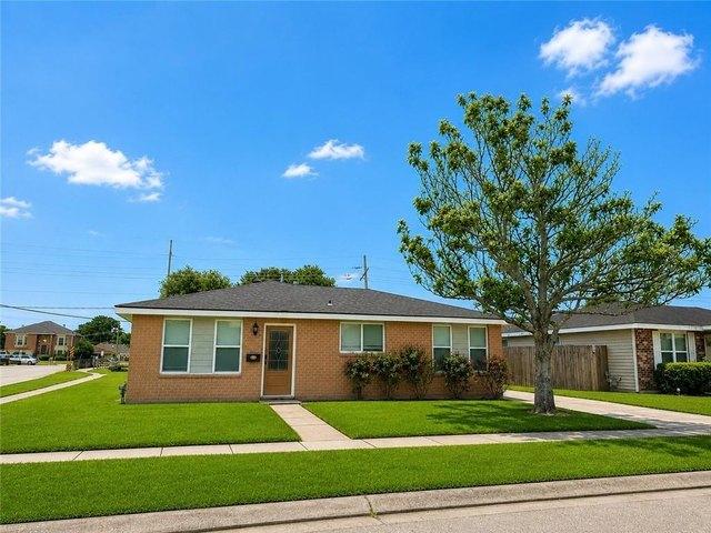 501 Willowbrook Dr, Gretna, LA 70056